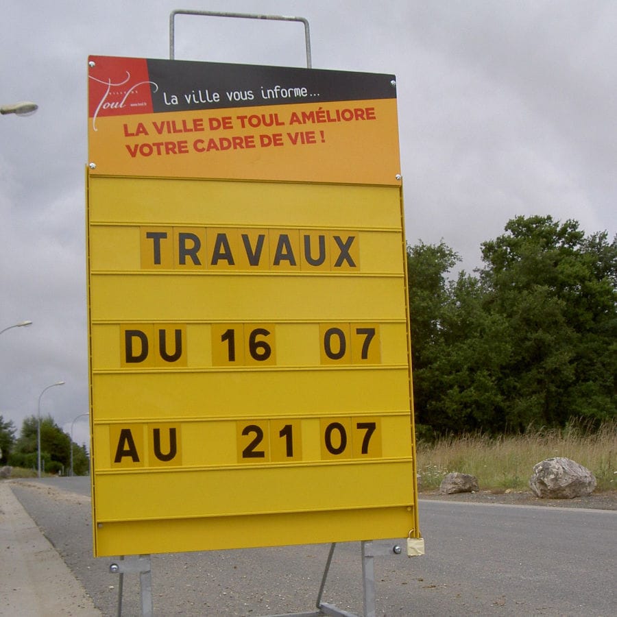 Public space information panel - Aximum - road