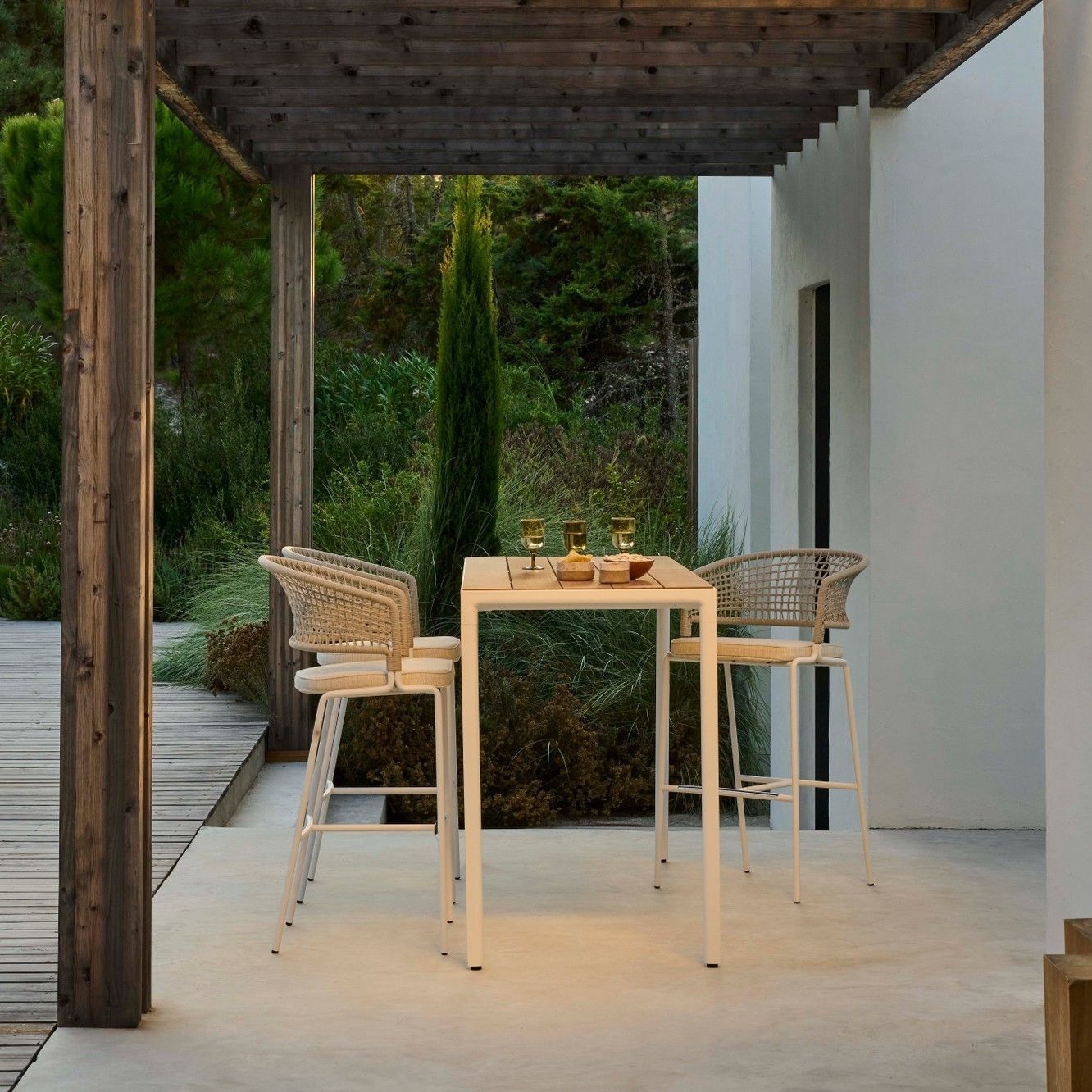 Contemporary high bar table - ILLUM - Tribù - aluminum / aluminum base ...