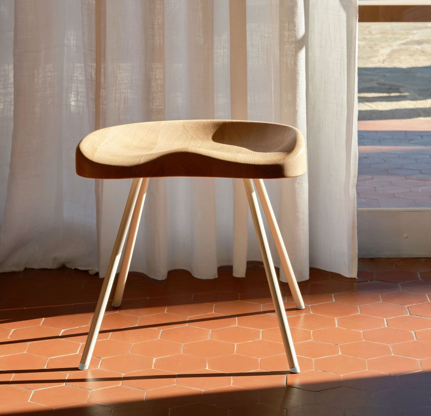 Contemporary stool - N° 307 - vitra USA - oak / powder-coated steel ...