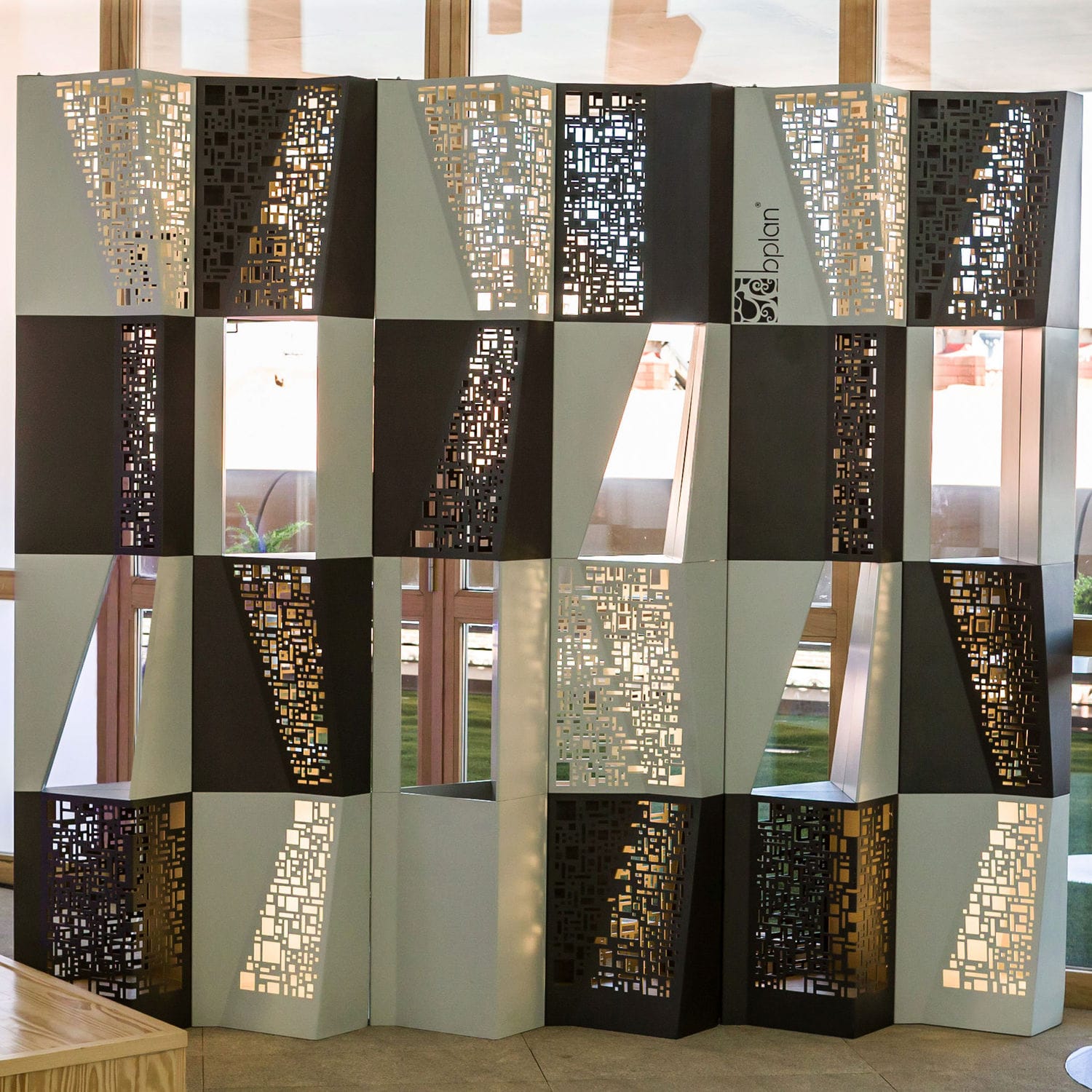 Contemporary screen - BPLAN - aluminum / commercial / white