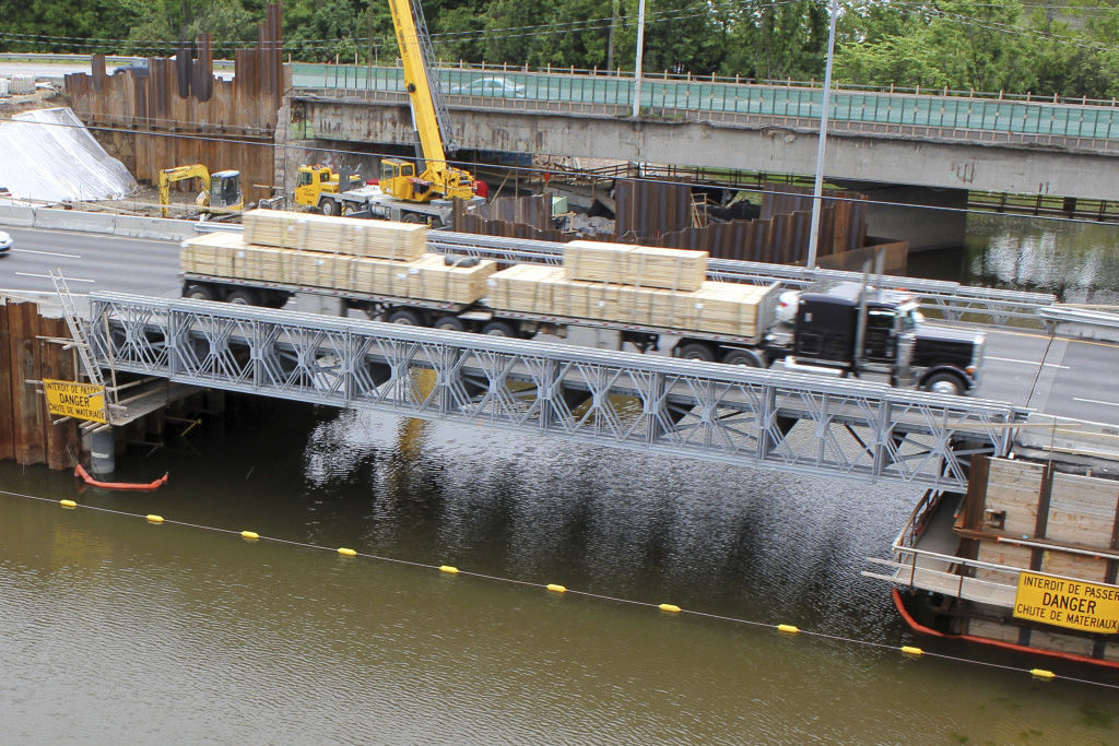 Galvanised steel bridge - QUEBEC AUTOROUTE 40 - Acrow bridge - truss ...