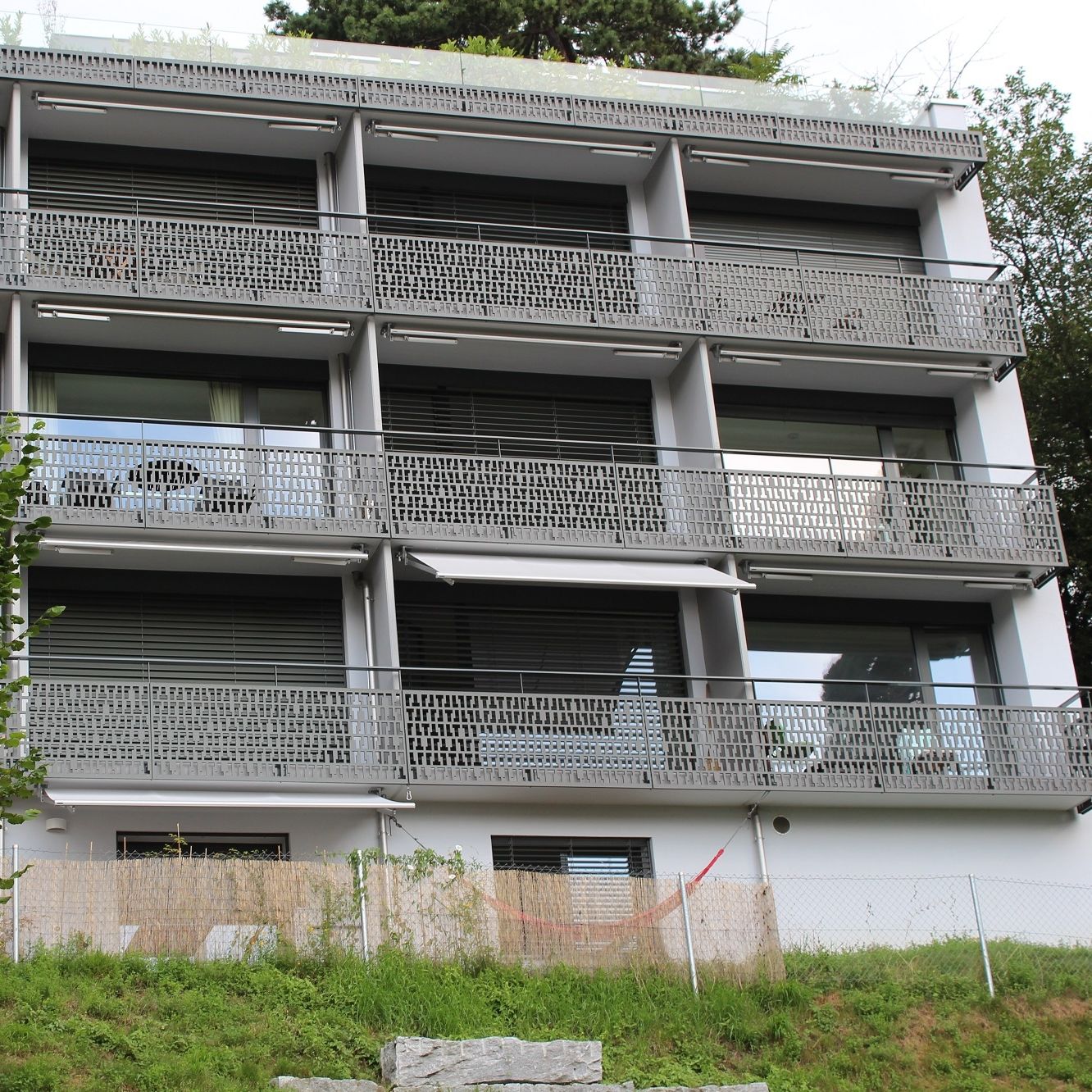 Wood fiber railing - FORMBOARD TOP PINE - MULTI FAMILY HOUSE TIGERBERG ...