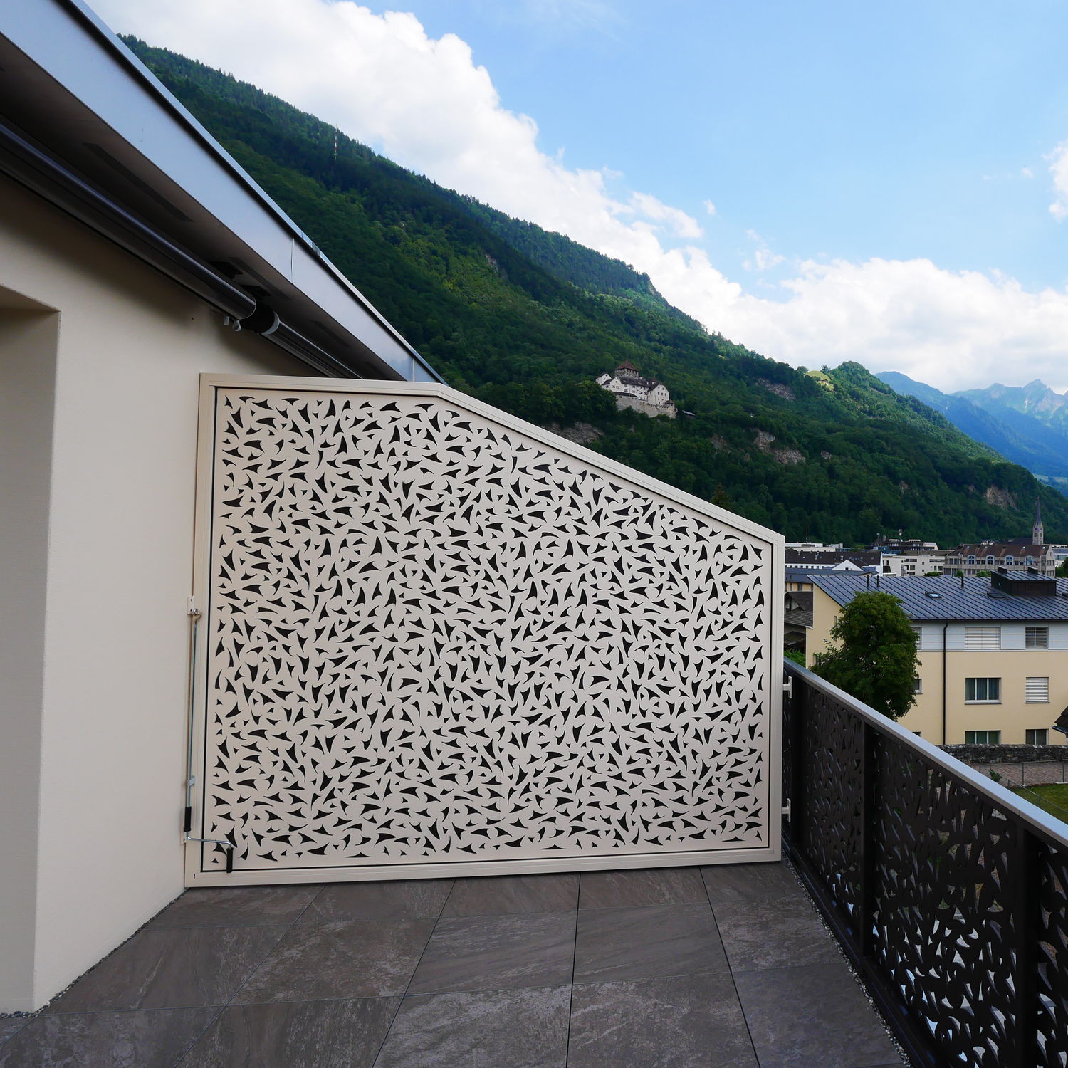 HPL privacy screening - QUÄDERLE VADUZ - Bruag Design Factory AG - panel