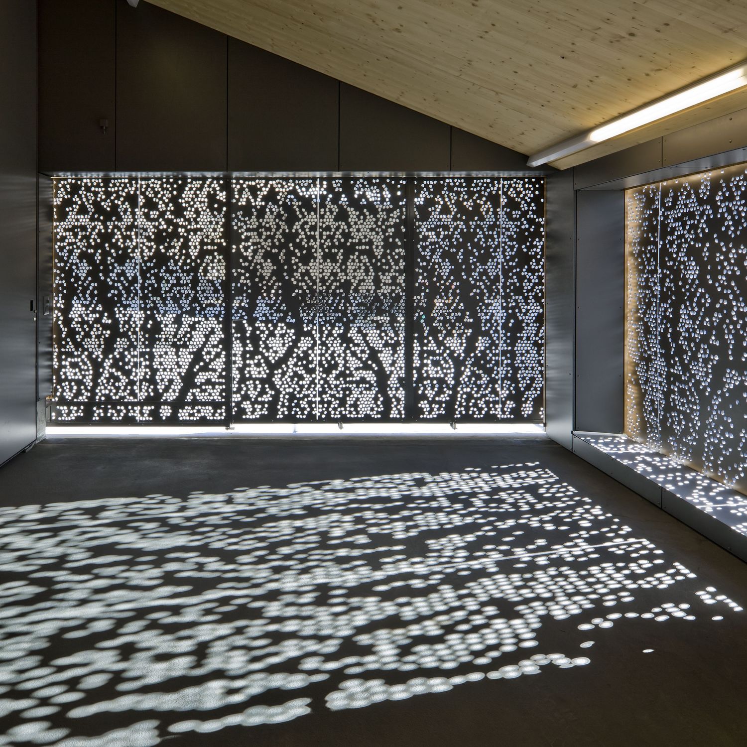 Wooden solar shading - FORMBOARD TOP PINE VISPERTERMINEN - Bruag Design ...