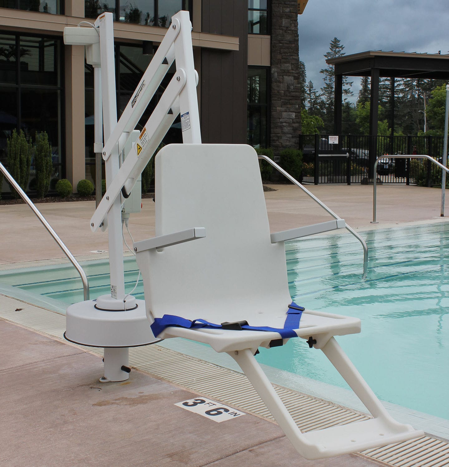 Electric patient lift - SPLASH! - SR SMITH - hydraulic / height ...