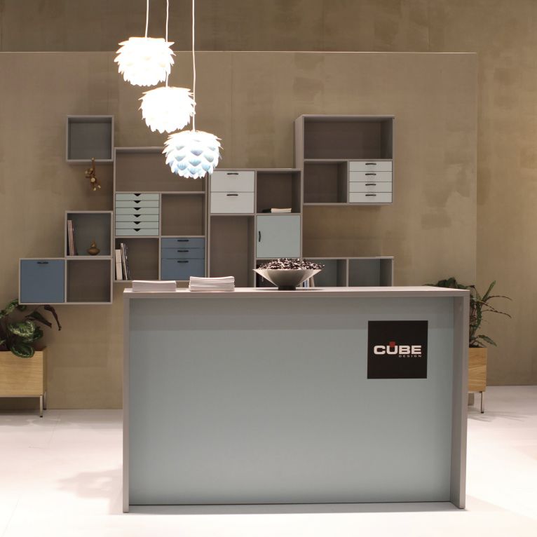 Wood veneer reception desk - HIGH CUBE - cube Design - laminate