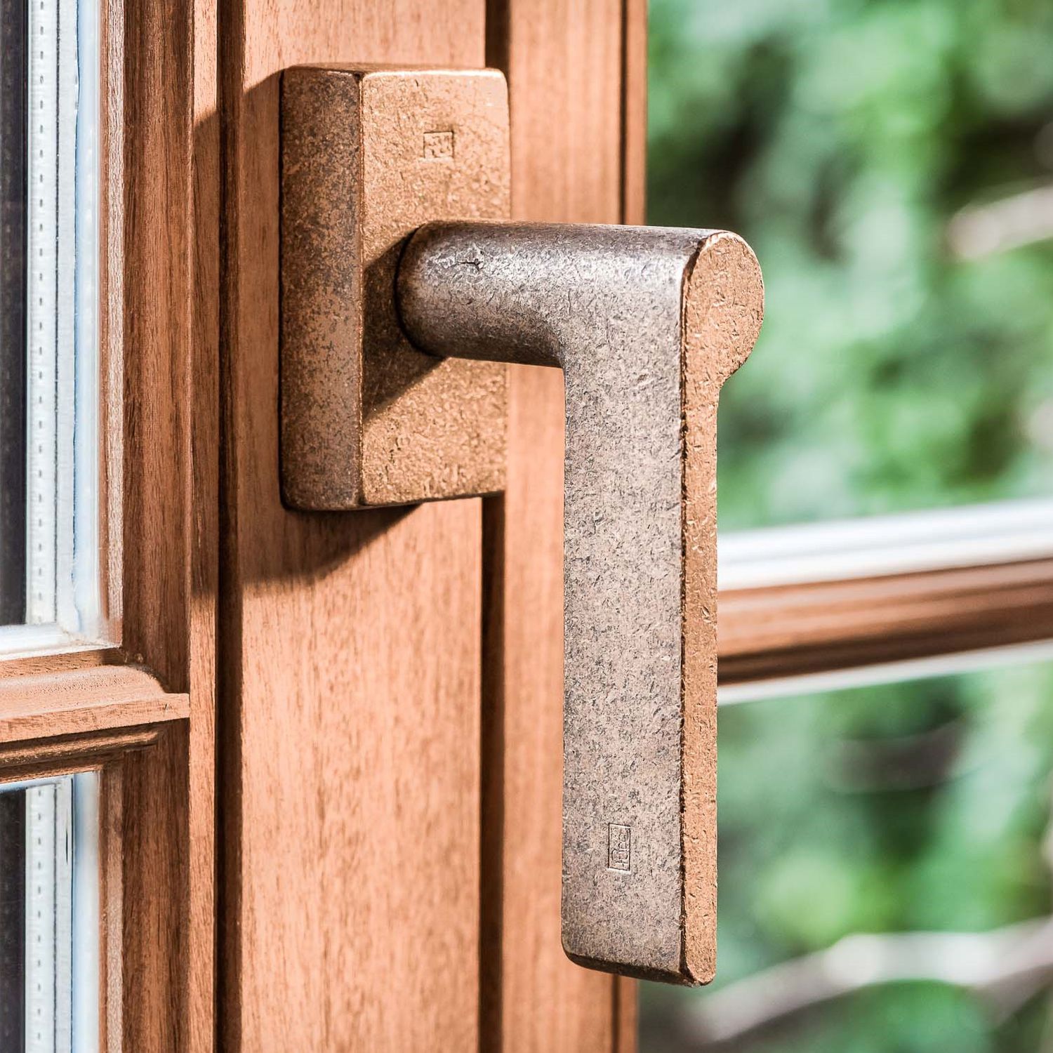 Window handle - PH1928 /32Q - Dauby - aged iron / raw metal / white bronze