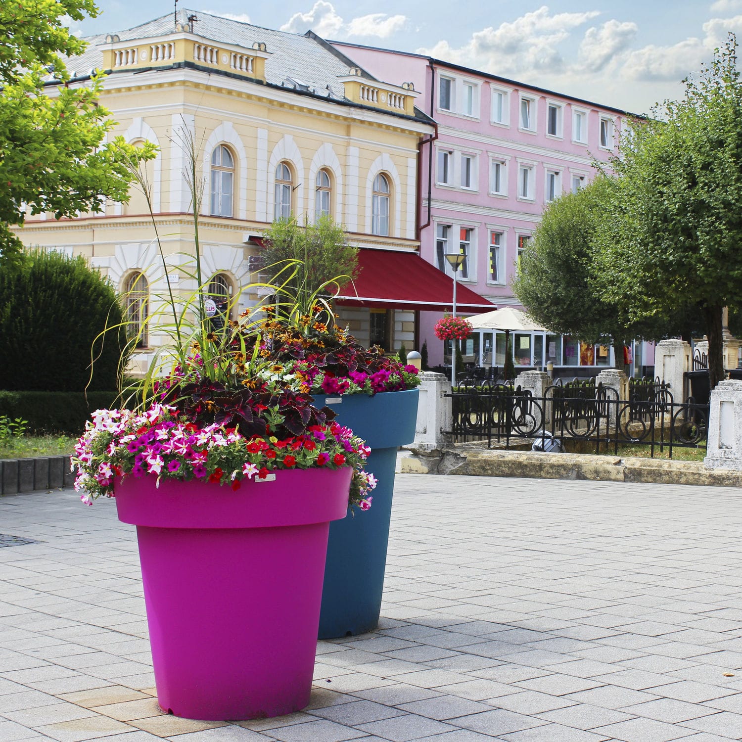 Polyethylene planter - Gianto 80 - Terra Group - round / conical ...