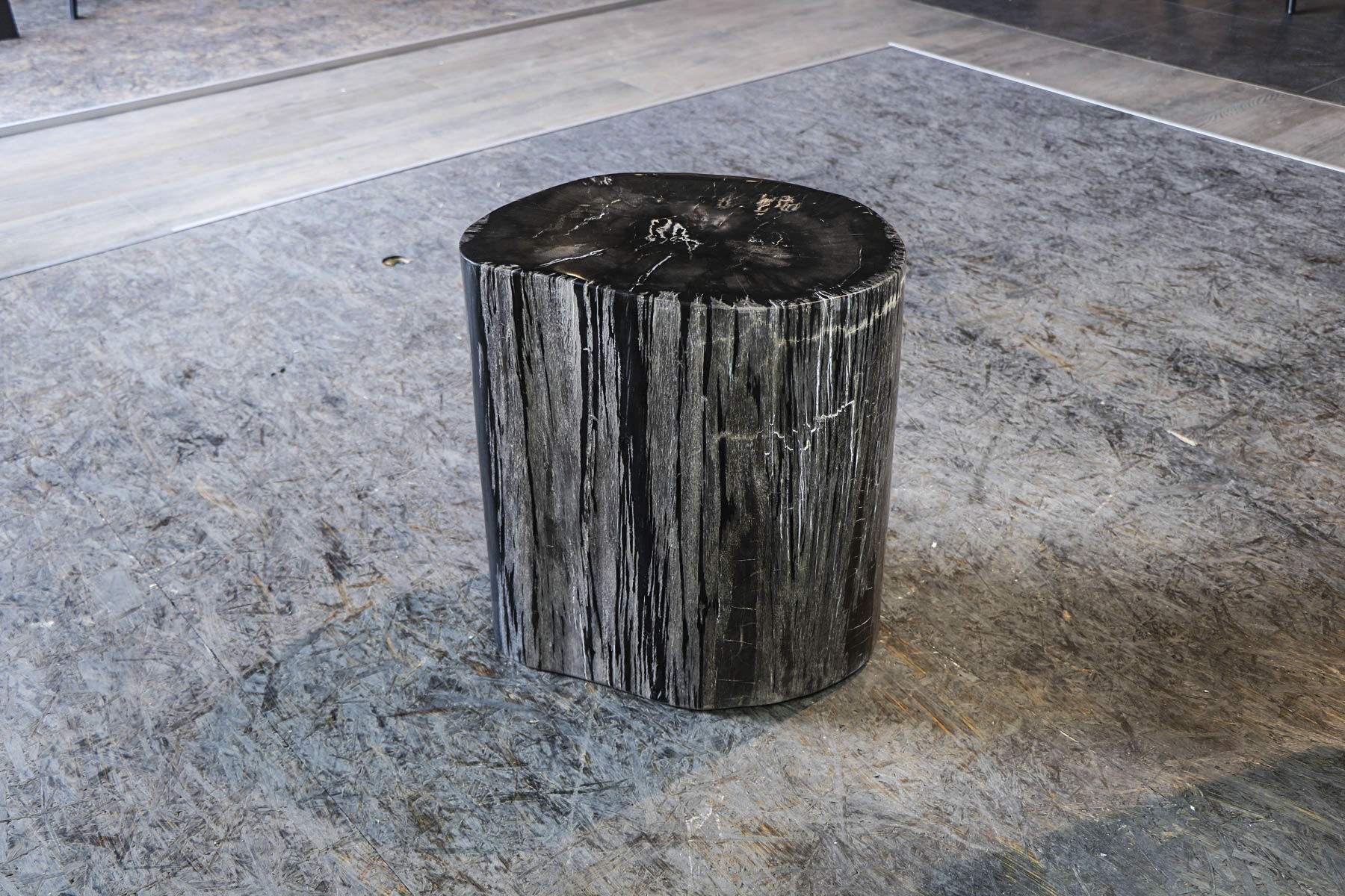 Contemporary stool - Stool 8 - Unik - petrified wood / commercial