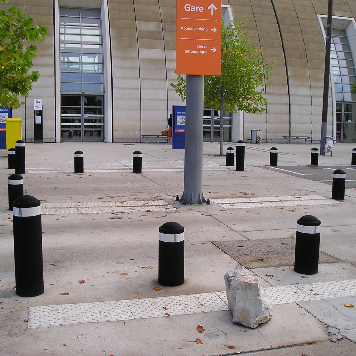 Security bollard / rubber / flexible - BUFFER™ - Glasdon Group Limited ...