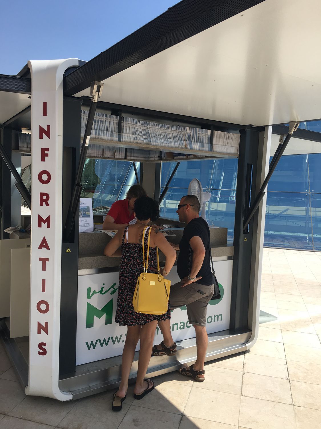 Solar-powered kiosk - CUBOX Info Point - HBT Energietechnik e.U ...