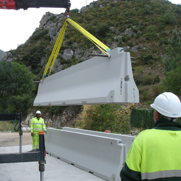 Concrete guard rail - PERMANENT - Prefabricados Alberdi - road