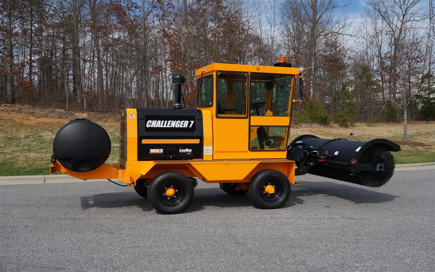 Sweeping machine - ROSCO : CHALLENGER 7 - VT LeeBoy, Inc.