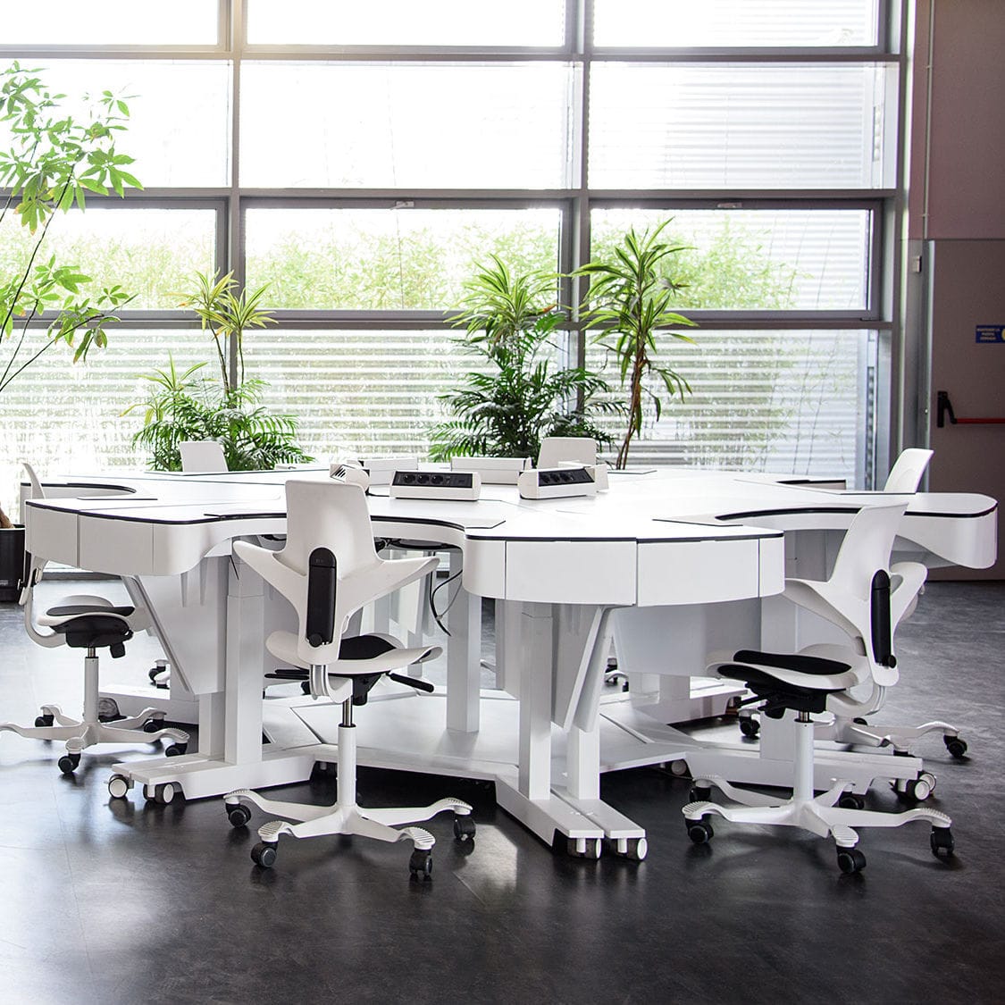 Workstation desk - ERGON - AVP - with post / 2 person / multiplace