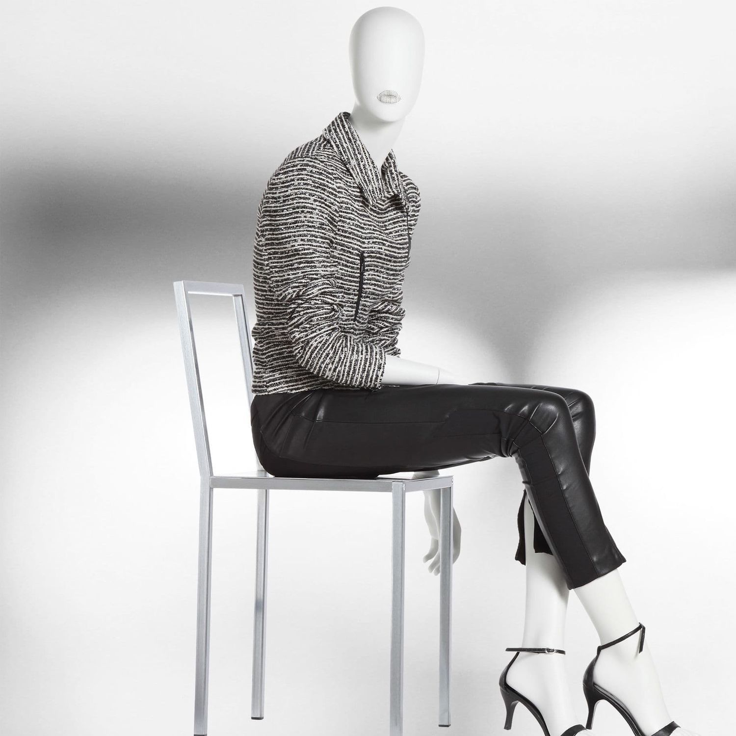 Female display mannequin - 76 VOGUE - WINDOW FRANCE - abstract / seated ...