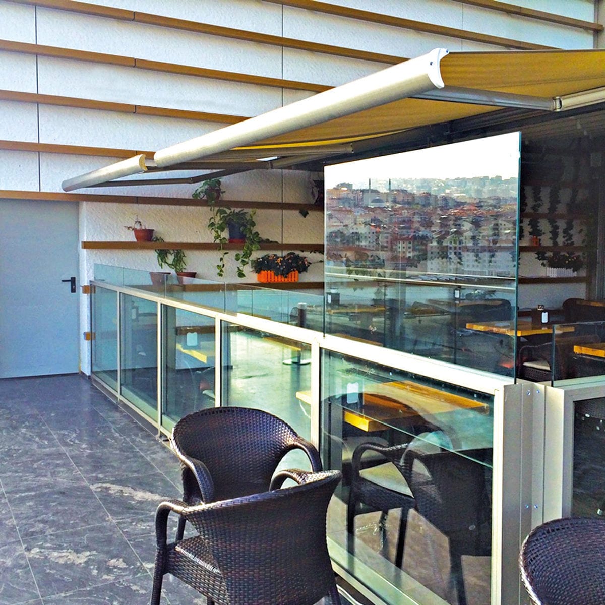 Glass windbreak panel - SINGLE MOTION - BYART GROUP - commercial