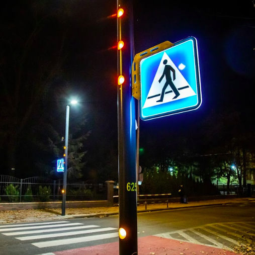 Floor-standing road sign - SMARTPOLE CROSSING - Alumast - LED ...