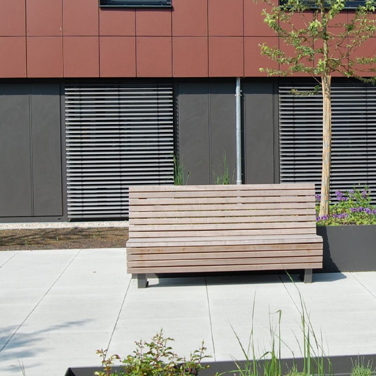 Traditional garden bench - STEP - DW Windsor - hardwood / galvanised ...