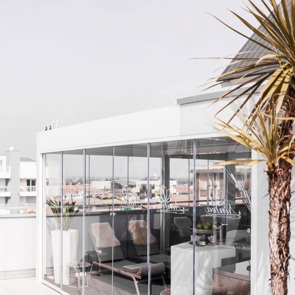 Self-supporting pergola - FLOW - MORE SPACE - wall-mounted / aluminum ...