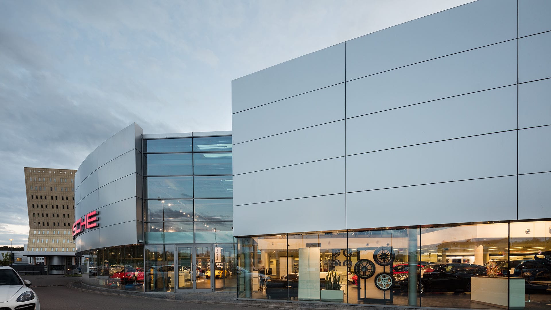 Cassette cladding - PORSCHE ZENTRUM - ALUCOBOND - aluminum / composite ...