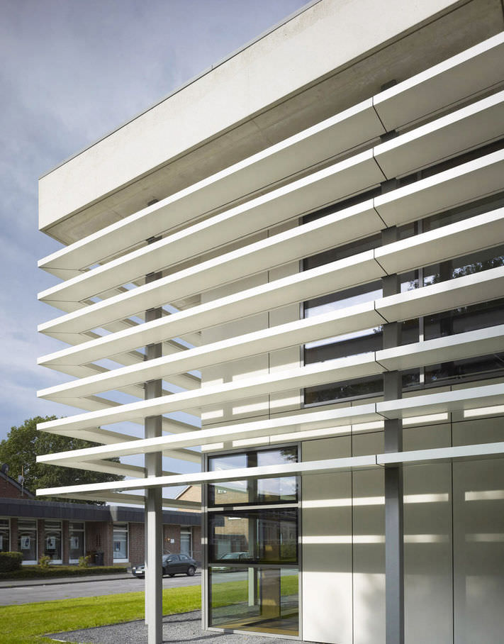 Aluminium solar shading - SECONDARY SCHOOL WARENDORF - ALUCOBOND ...