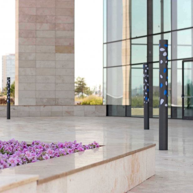 Contemporary light column - IAMORF - BSI LIGHTING TECHNOLOGIES INC ...