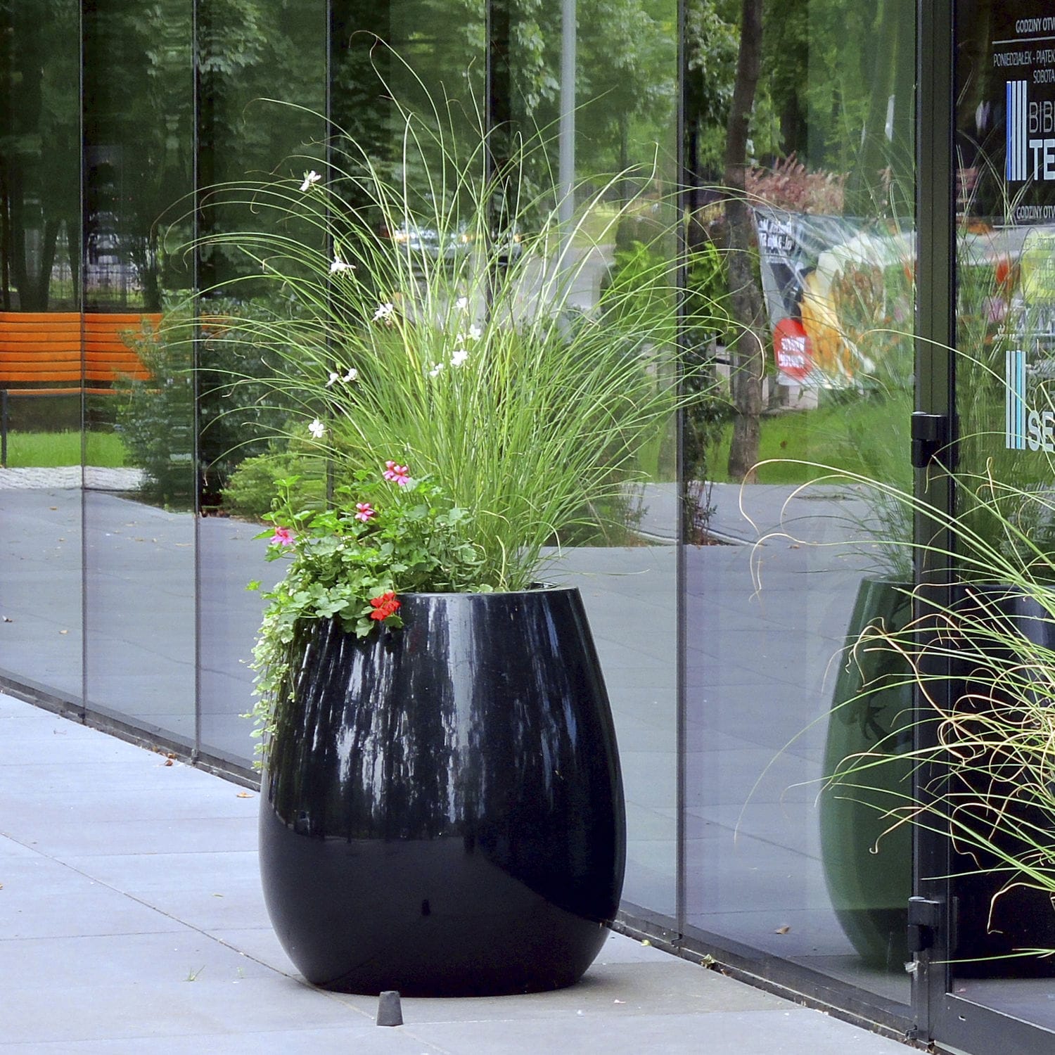 Composite plant pot - SILBA - KAMA - free-standing / round / illuminated