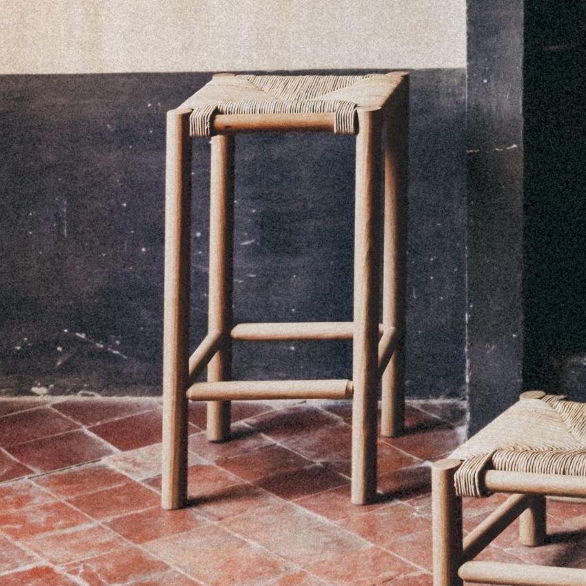 Rustic bar stool - CÉSAR - Midi - straw / oak base / with footrest