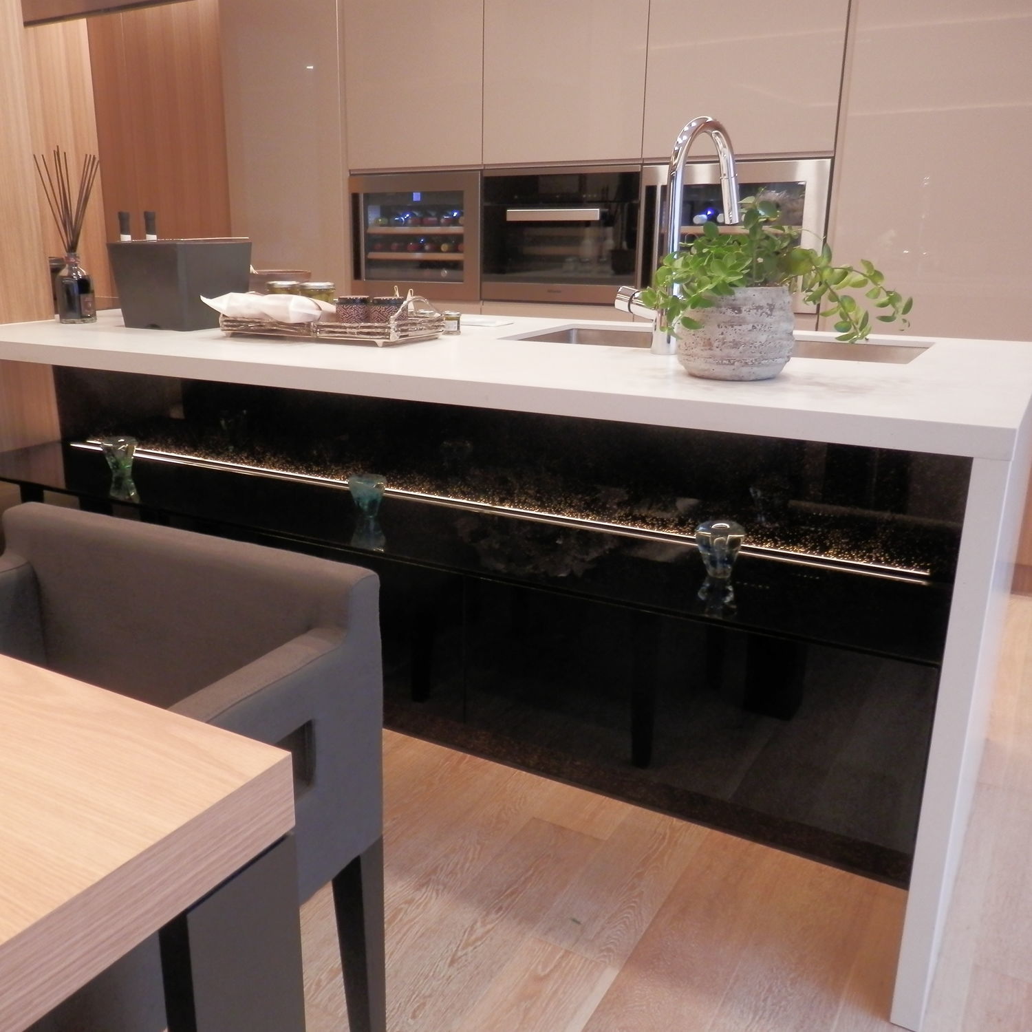 Solar control glass panel - SPRINKLE - Duco - tempered / patterned ...