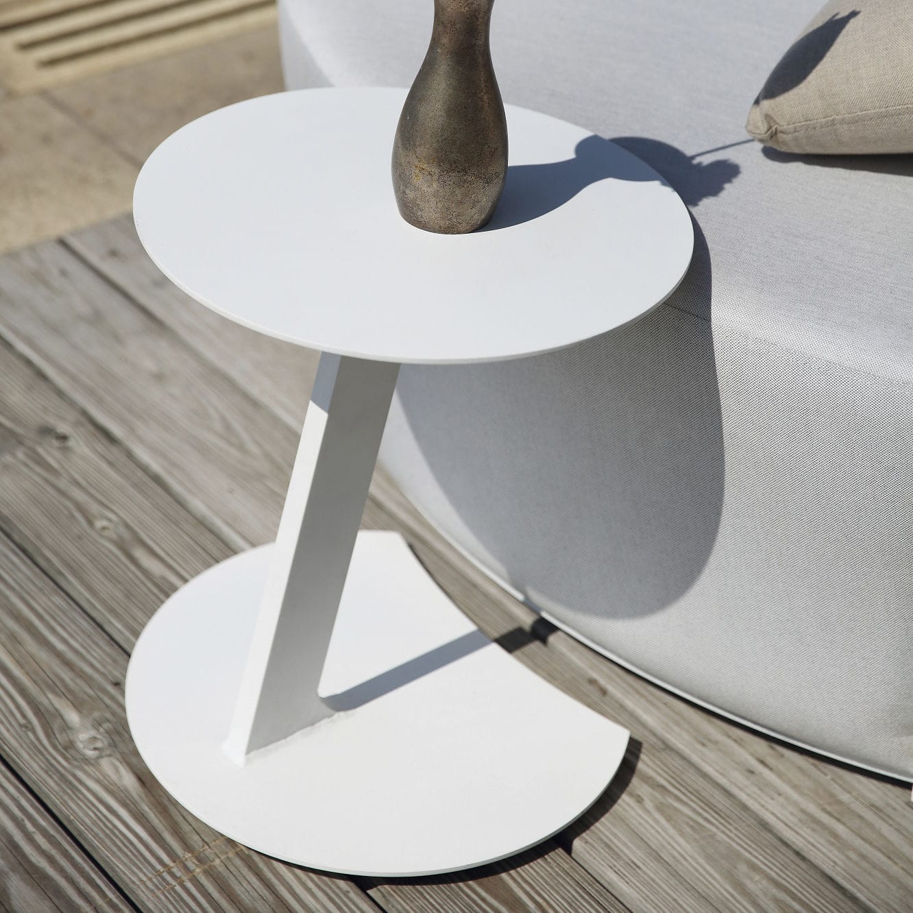 Contemporary side table - BOLERO - IVINI - aluminum / aluminum base / round