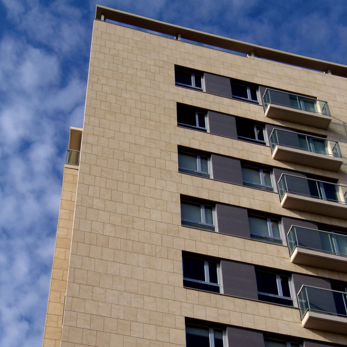 Stone ventilated facade - PIEDRA ARENISCA ALBAMIEL - ROSAL STONES ...