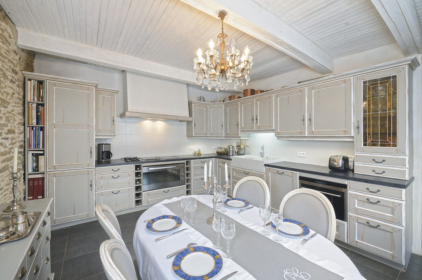 Traditional kitchen - MURAT : FINITION BROCANTE GRIS RECHAMPI BLANC ...