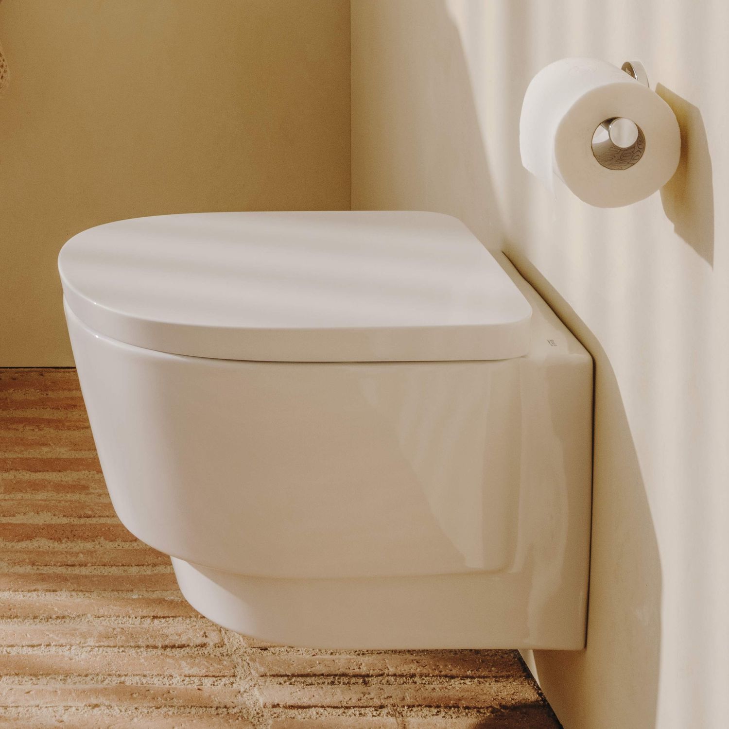 Wall-hung toilet - TURA - ROCA - ceramic / home / round
