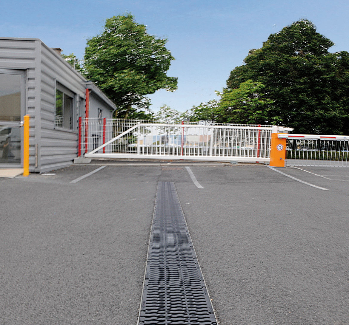 Slot drainage channel - KENADRAIN® D400 - Nicoll - cast iron grate / road