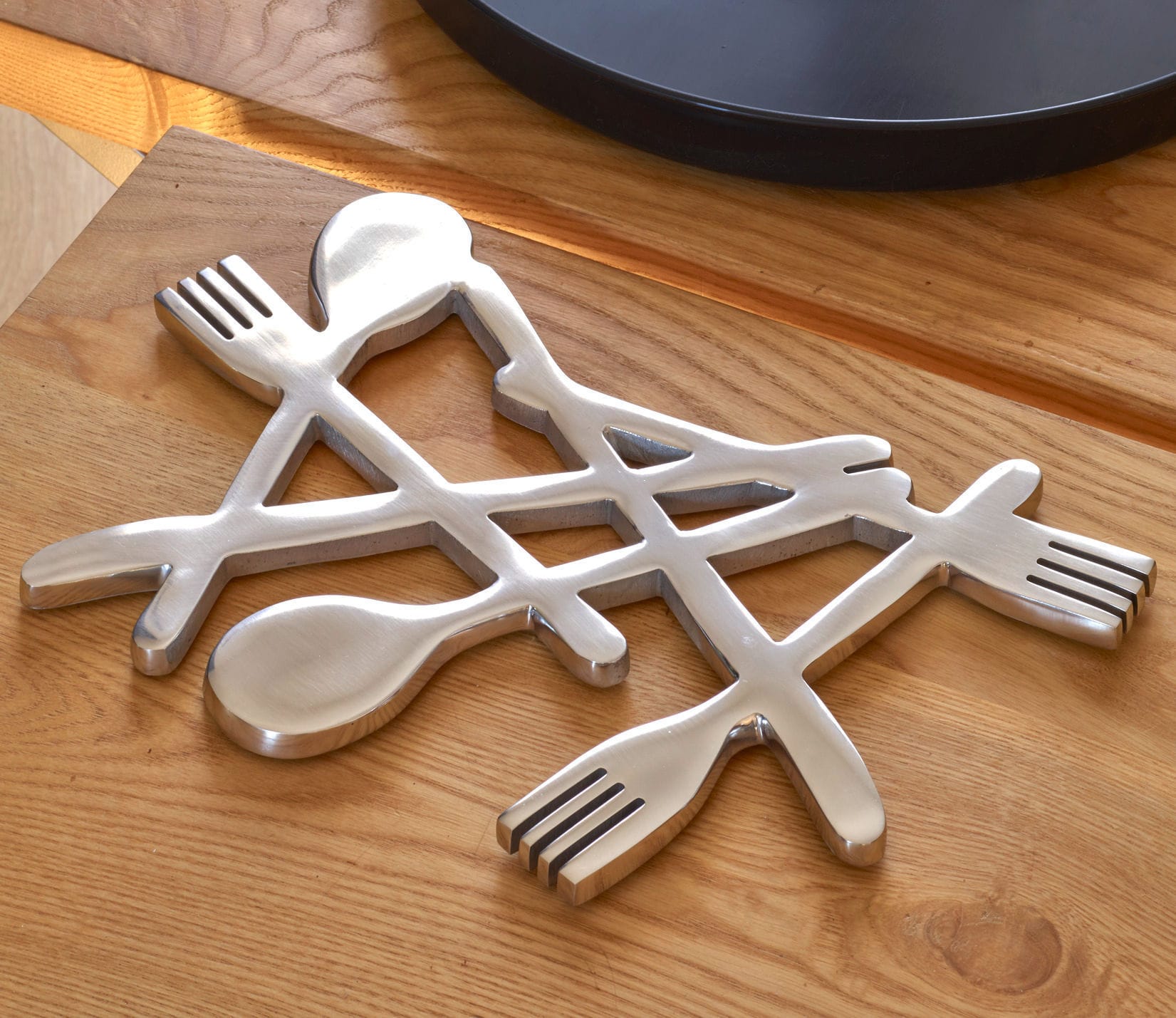 Aluminum trivet - EVLAN - Ligne Roset - sculptural