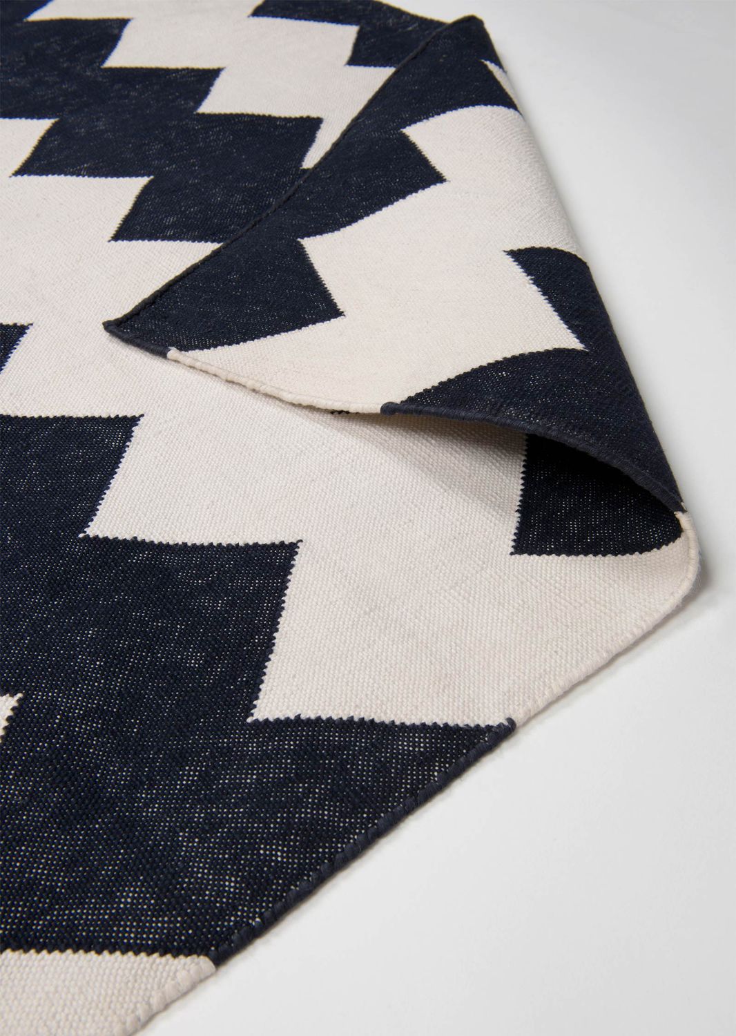 Contemporary rug - HAVELI CHEVRON BLACK - The Rug Company - geometric ...