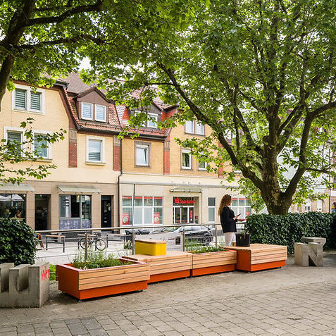 Modular parklet - DRAUFGESETZT - CITY DECKS - with integrated planter