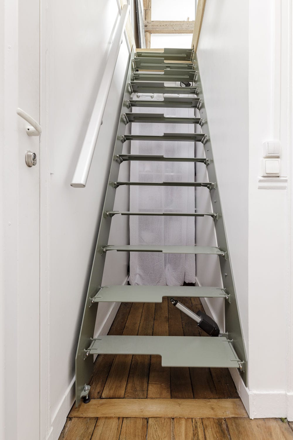 Straight staircase - ES-02 - Manufactura - metal step / metal frame / home