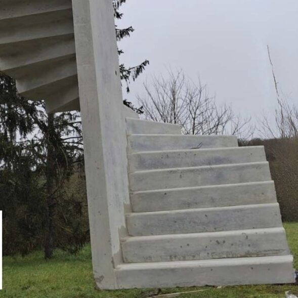 Precast staircase - Groupe Saint Léonard - half-turn / concrete step ...