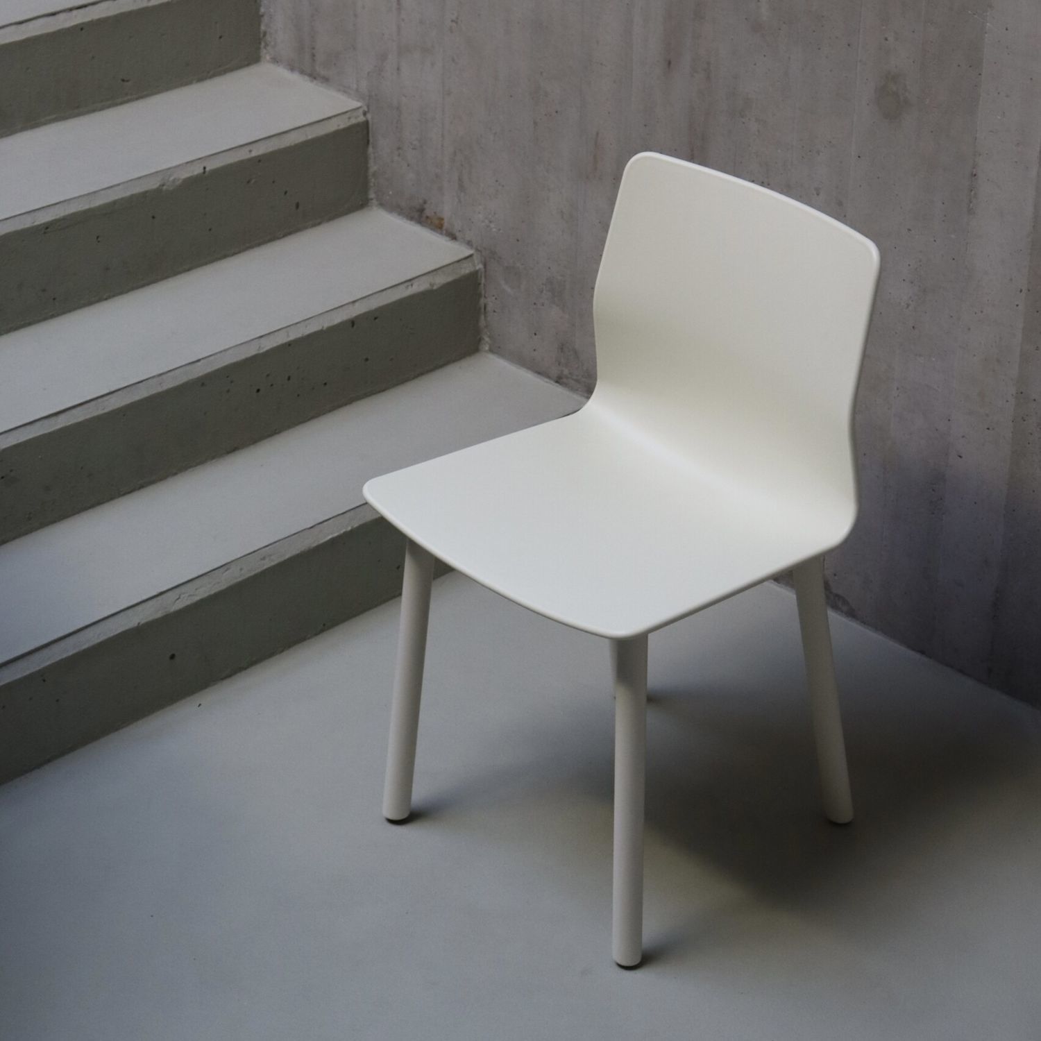 Contemporary chair - VVD - BULO - indoor / plastic / plastic base