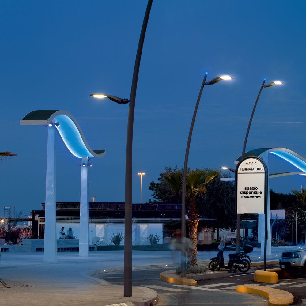 Urban lamp post - Wow - iGuzzini - contemporary / steel / glass