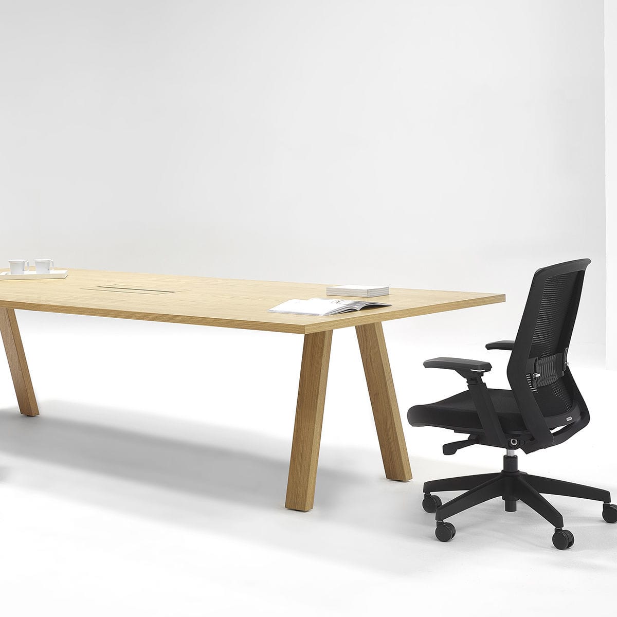 Contemporary conference table - SHAKER - Nienkamper - wood veneer / plastic / wooden base