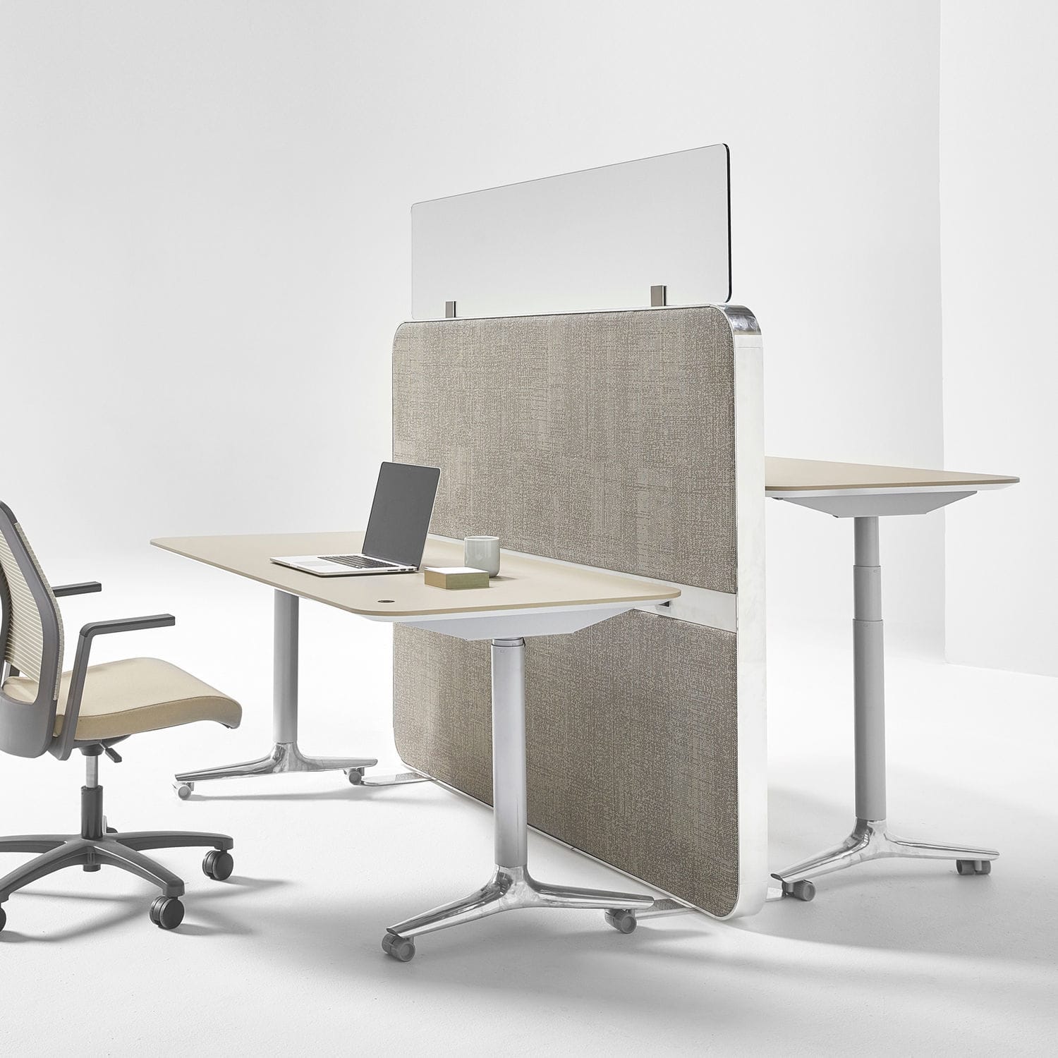 Desk mounted office divider - GATEWAY™ - Nienkamper - floor-mounted ...