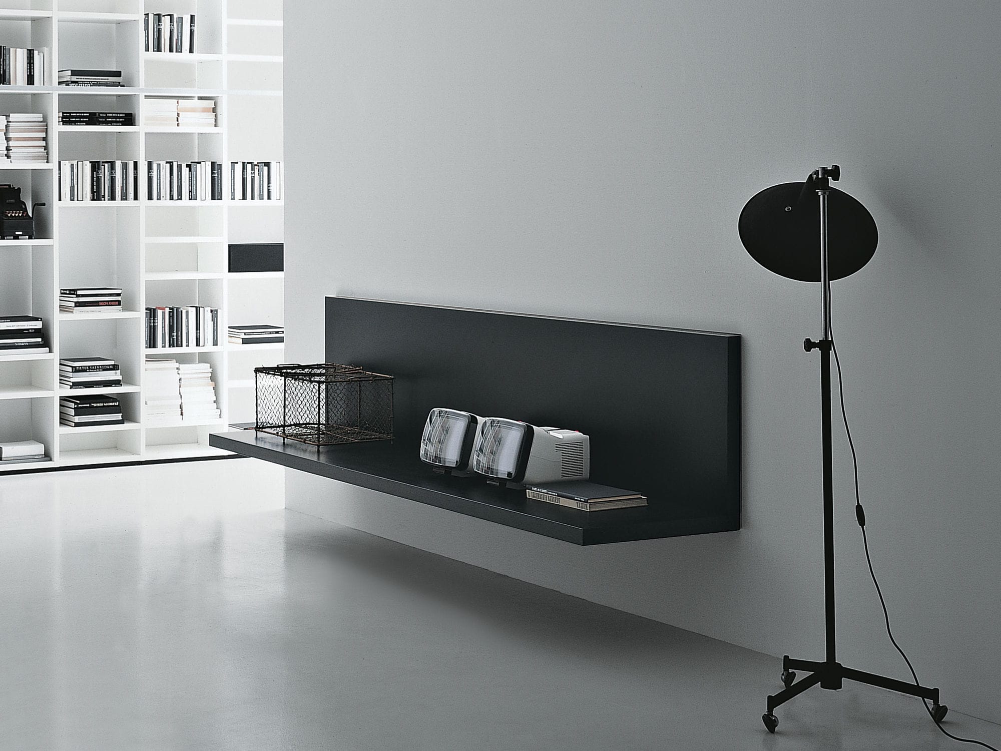 Wooden desk - WEB - Porro - contemporary / for hotel / wall-mounted