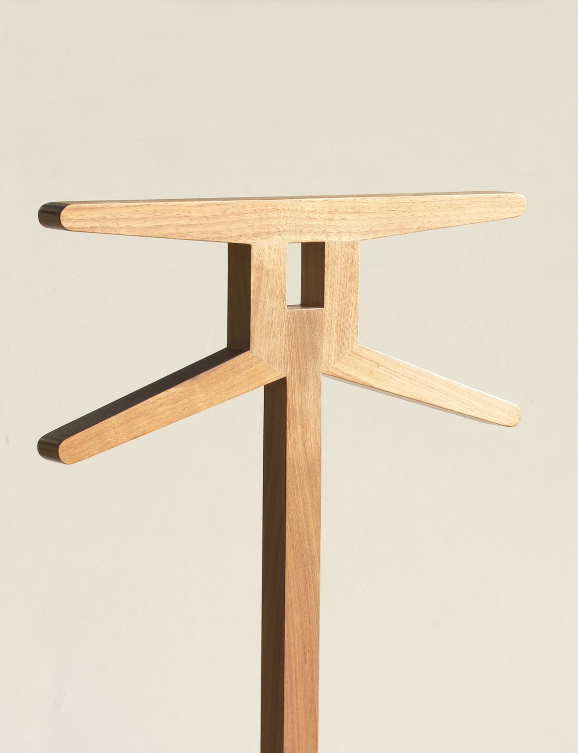 Floor-mounted valet stand - SIGNS 3 - INSILVIS - contemporary / wooden ...