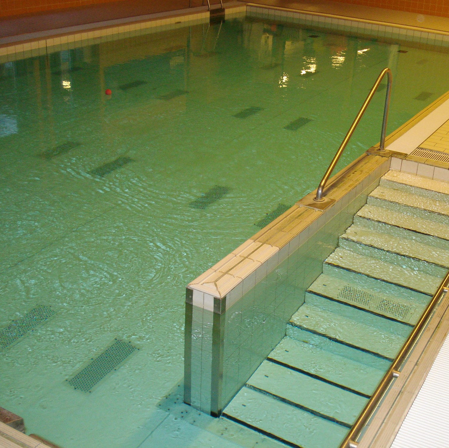 Therapy pool movable floor - VARIOPOOL B.V.