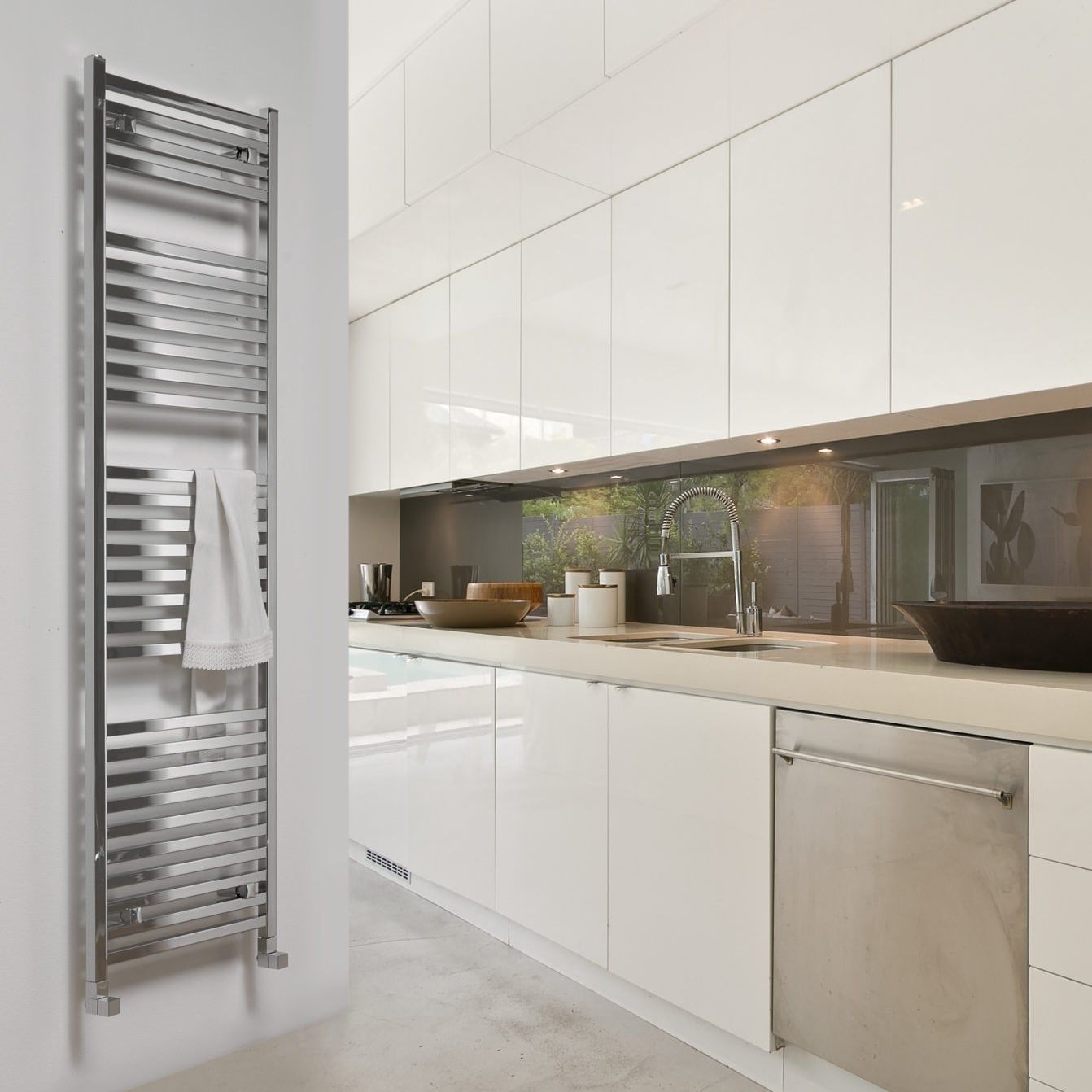 Hot water towel radiator - Right - DELTACALOR - 0...500 w / 501 w...750 ...