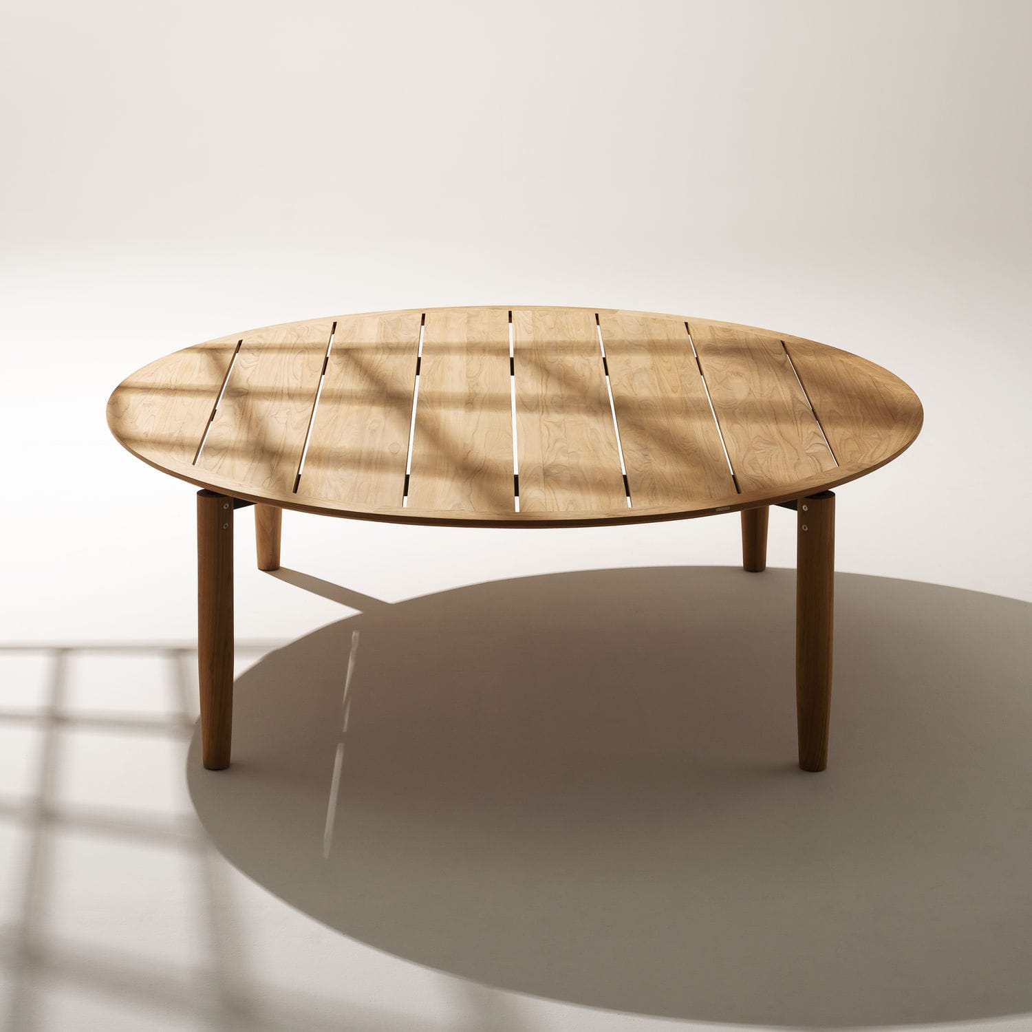 Contemporary dining table - LEVANTE 021 - RODA - teak / teak base / round