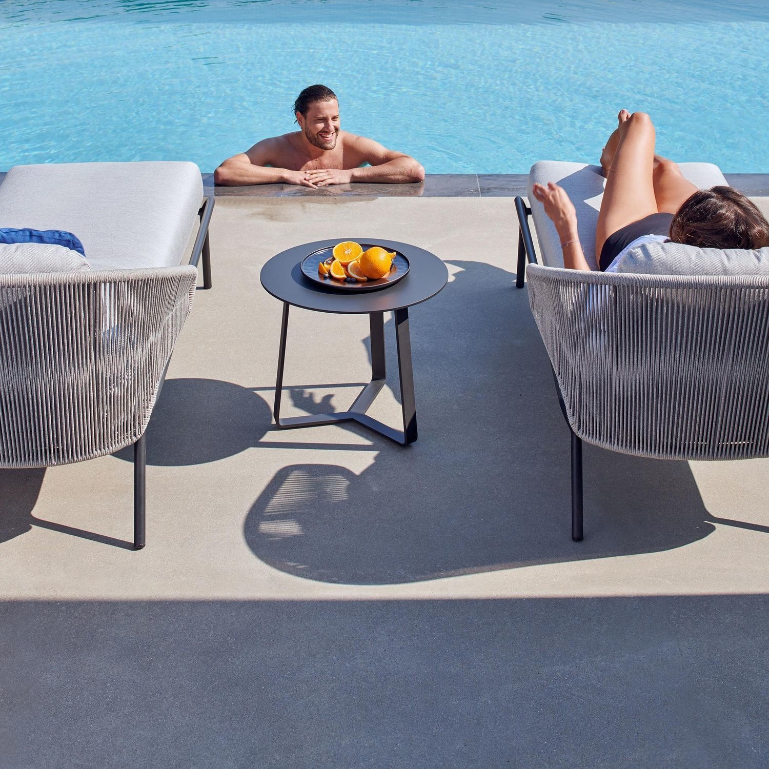 Contemporary side table - Giro - MANUTTI - aluminum / aluminum base / round