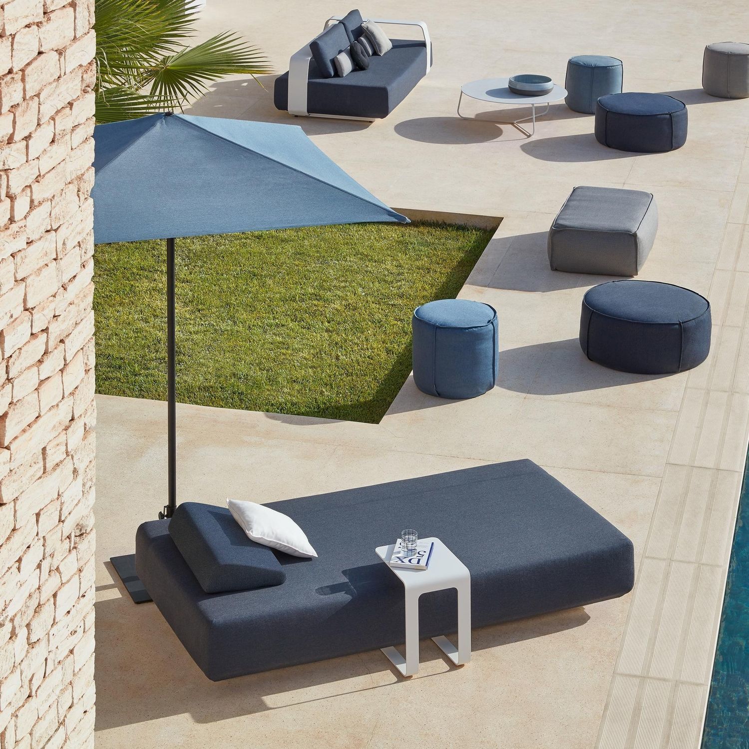 Contemporary sun lounger - Kumo - MANUTTI - fabric / aluminum / 1-person